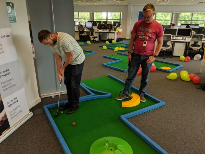 6 Reasons Why Mini Golf Is The Best Team-building Activity - Bolsa de ...